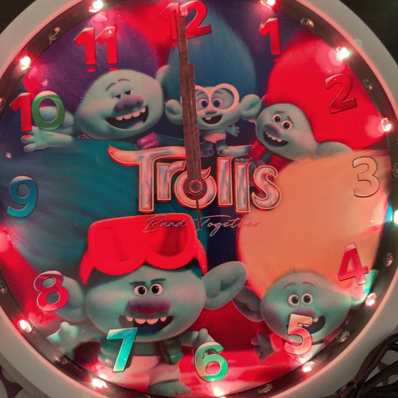 Trolls band together | Wall Decor | Trolls Band Together Led Clock ...